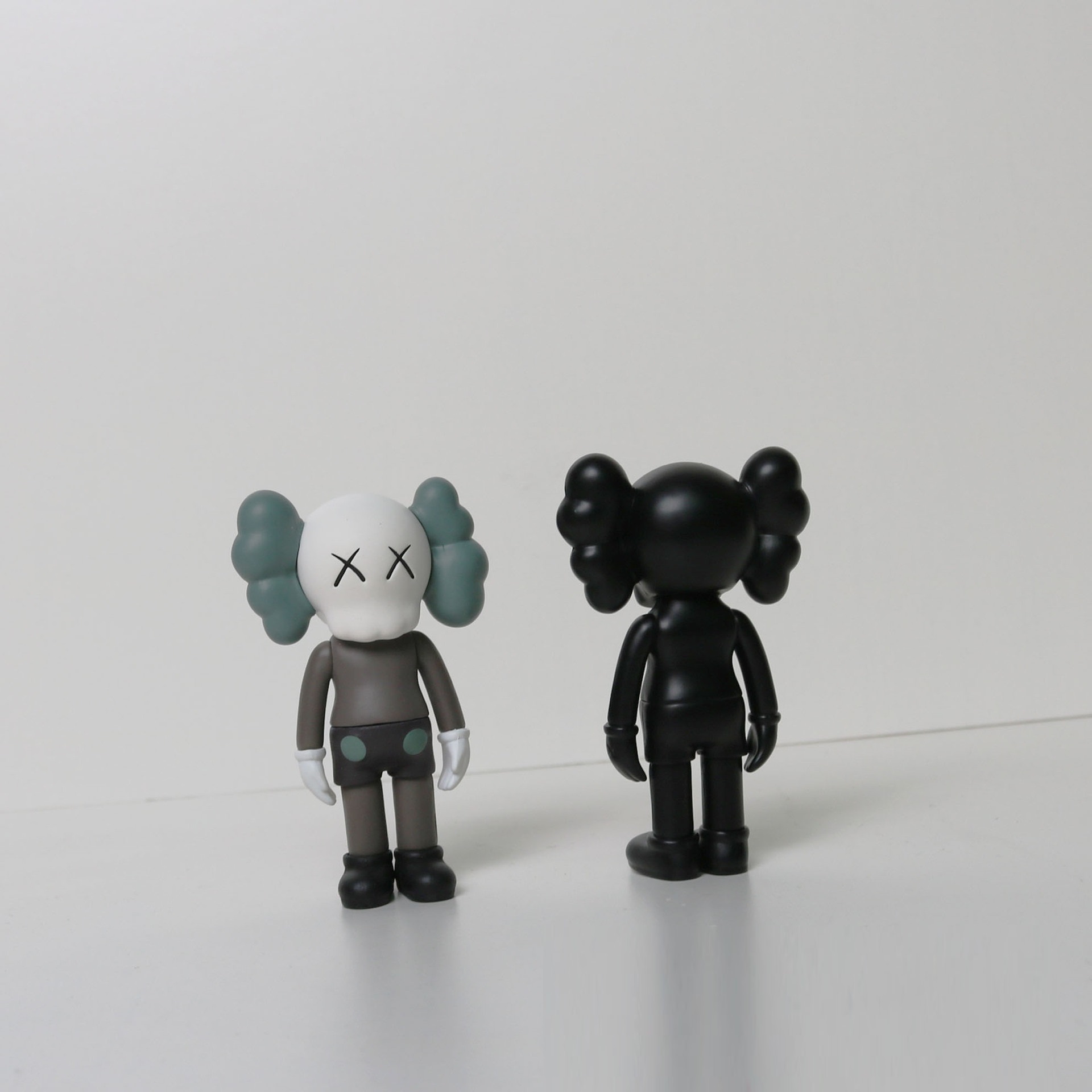 Kaws Figures, 5 Cartoon KAWS Trendy Figure Dolls | kaws-figures.com